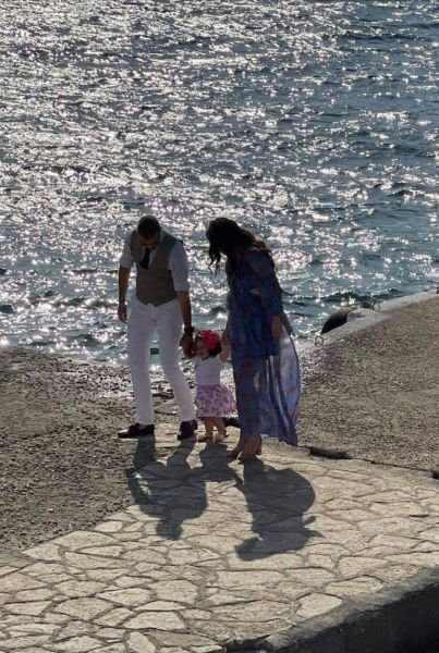 ΧΑΡΕΣ ΓΙΑ ΤΗΝ ΟΙΚΟΓΕΝΕΙΑ ΤΟΥ ΔΗΜΗΤΡΗ ΘΑΝΟΥ ΜΑΖΙ ΜΕ ΤΗΝ ΣΥΖΥΓΟ ΤΟΥ ...