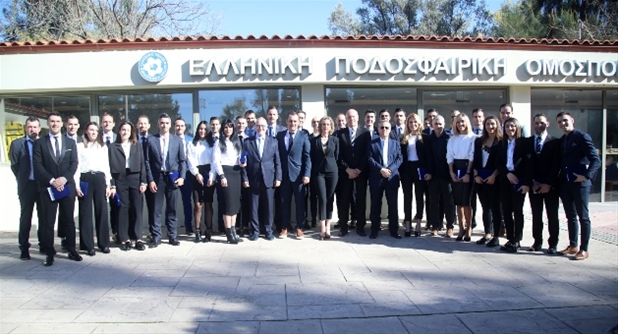 ΜΟΙΡΑΣΑΝ ΣΥΓΧΑΡΗΤΗΡΙΑ Ο ΠΡΟΕΔΡΟΣ ΤΗΣ ΕΠΟ ΤΑΚΗΣ ΜΠΑΛΤΑΚΟΣ ΚΑΙ Ο ΜΠΕΝΕΤ ...