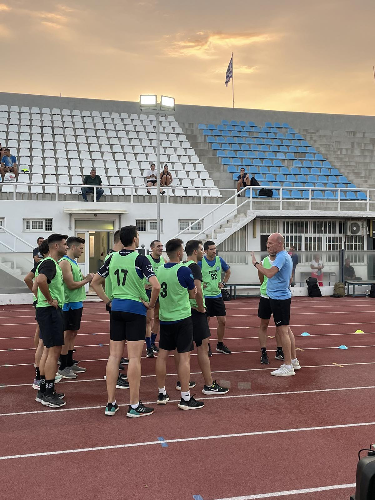 ΟΤΑΝ 16 ΡΕΦ ΚΑΙ ΒΟΗΘΟΙ ΤΗΣ Σ.ΛΙΓΚ 2 ΚΟΠΗΚΑΝ ΣΤΑ ΓΡΑΠΤΑ ΚΑΙ ΘΑ ...