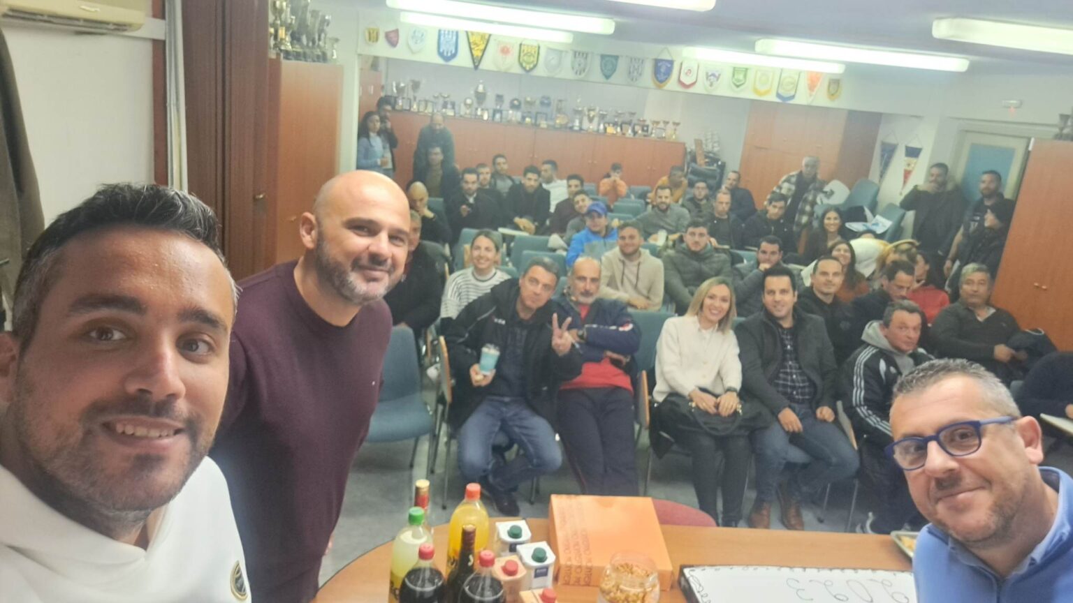 OI ΧΑΝΙΩΤΕΣ ΔΙΑΙΤΗΤΕΣ ΕΚΟΨΑΝ ΤΗΝ ΠΙΤΑ ΤΟΥΣ ΣΤΑ ΓΡΑΦΕΙΑ ΤΗΣ ΕΝΩΣΗΣ ΤΗΝ ...