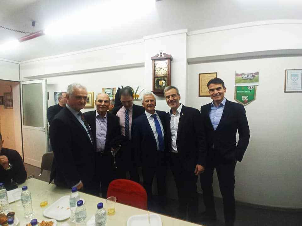 ΜΕ ΚΑΘΕ ΕΠΙΣΗΜΟΤΗΤΑ ΕΓΙΝΕ Η ΚΟΠΗ ΤΗΣ ΠΙΤΑΣ ΤΟΥ ΣΥΝΔΕΣΜΟΥ ΔΙΑΙΤΗΤΩΝ ...