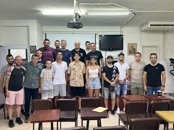 ΔΕΚΑΤΡΕΙΣ ΝΕΟΙ ΔΙΑΙΤΗΤΕΣ ΒΓΗΚΑΝ ΑΠΟ ΤΗΝ ΣΧΟΛΗ ΔΙΑΙΤΗΣΙΑΣ ΤΗΣ ΕΠΣ ...