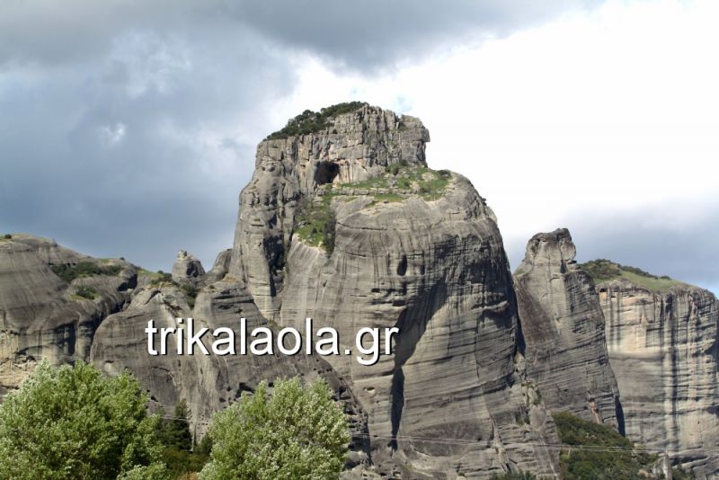ΣΤΟ ΓΡΑΦΙΚΟ ΓΗΠΕΔΟ ΤΩΝ ΜΕΤΕΩΡΩΝ ΜΕ ΦΟΝΤΟ ΤΟΥΣ ΒΡΑΧΟΥΣ ΚΑΙ ΤΙΣ ΜΟΝΕΣ ...