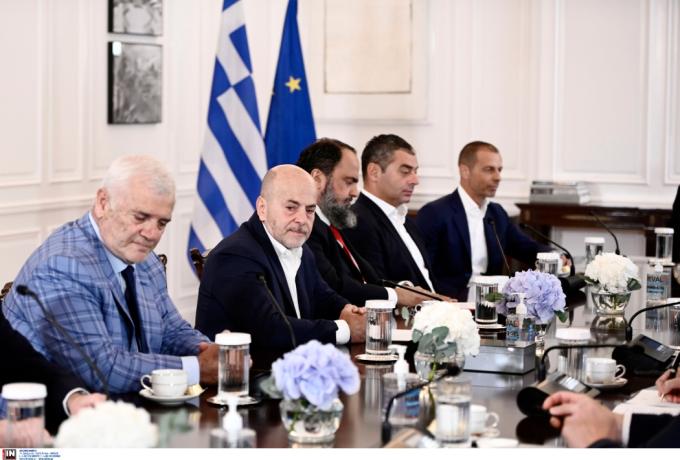 ΠΡΟΣ BIC 4 ,ΣΤΟ ΜΕΓΑΡΟ ΜΑΞΙΜΟΥ ΕΙΧΑΤΕ ΔΙΠΛΑ ΣΑΣΤΟΝ ΠΡΟΕΔΡΟ ΤΗΣ ΟΥΕΦΑ ...