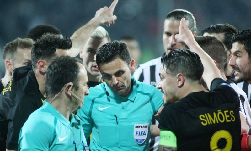 ΓΥΡΩ-ΓΥΡΩ ΟΛΟΙ ΚΑΙ ΣΤΗ ΜΕΣΗ Ο ΚΟΜΙΝΗΣ ΤΙ ΤΟΝ ΡΩΤΗΣΕ Ο ΑΘΛΗΤΙΚΟΣ ...